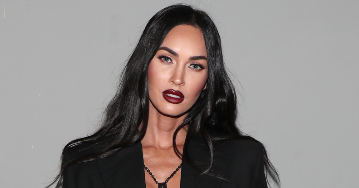 Megan Fox merész szettben jelent meg a divatbemutatón