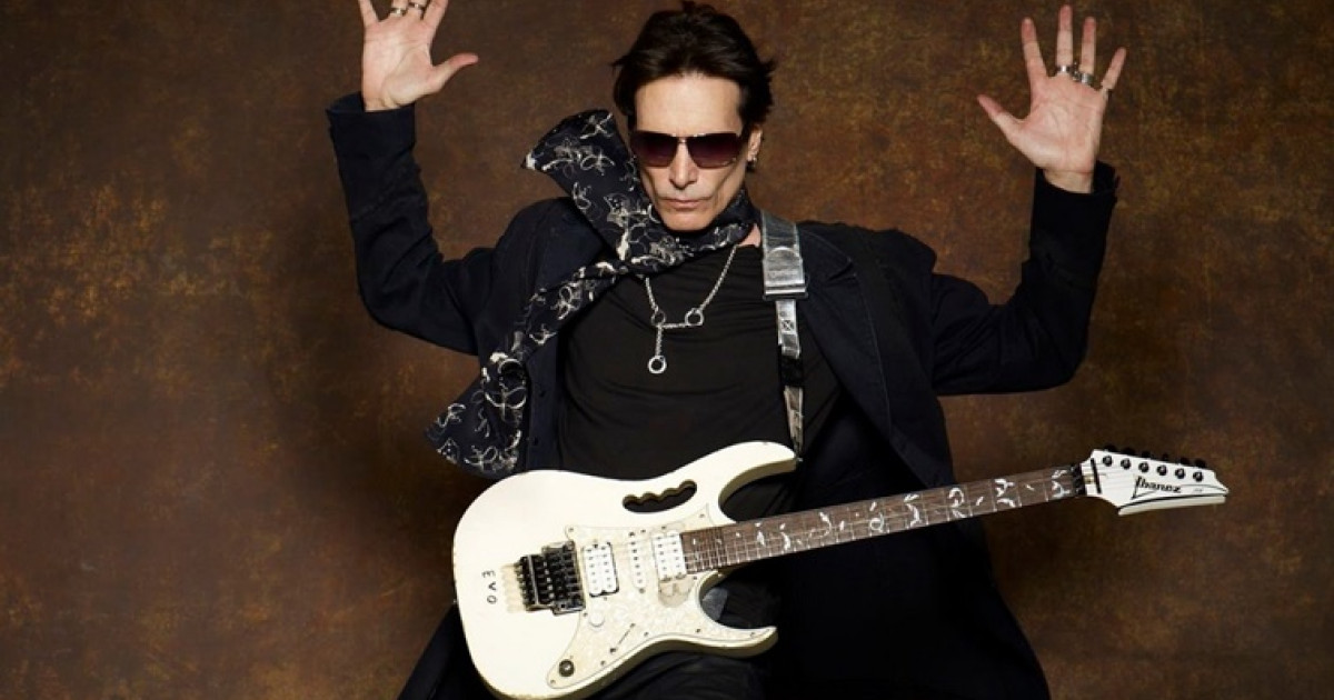 Április közepén Budapesten lép fel Steve Vai