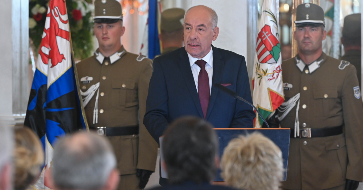 Kínos pillanatba keveredett Sulyok Tamás köztársasági elnök, mindenki ...