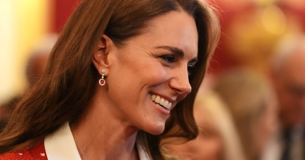 Katalin új szintre emelte a piros pöttyös ruha fogalmát: soha nem ...